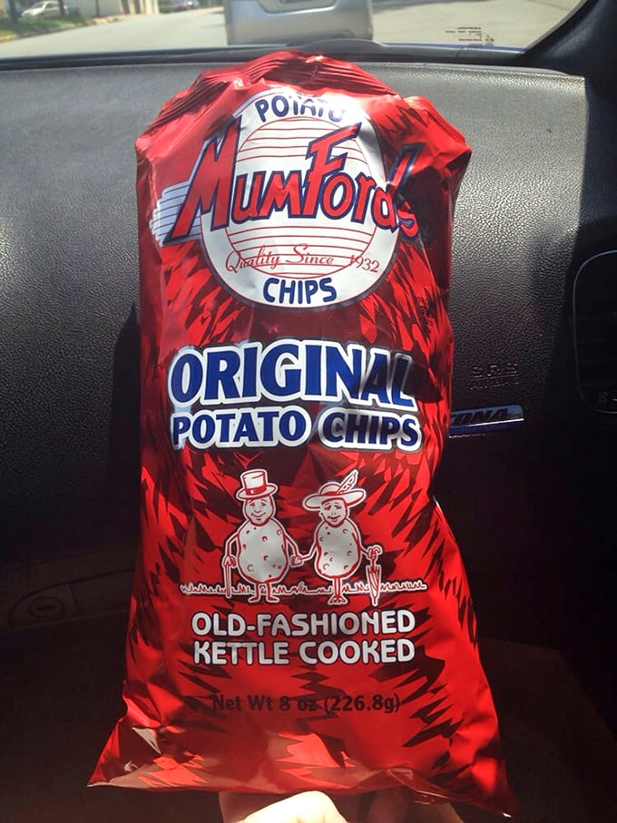 Mumford's potato chips – the ideal crunchy sidekick to your slider adventure. Old-fashioned kettle cooking is never out of style.