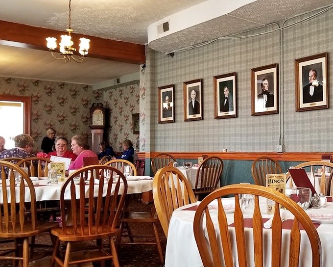 Presidential portraits watch over diners like culinary guardian angels. If these walls could talk, they'd probably just say "Try the chowder" over and over. 