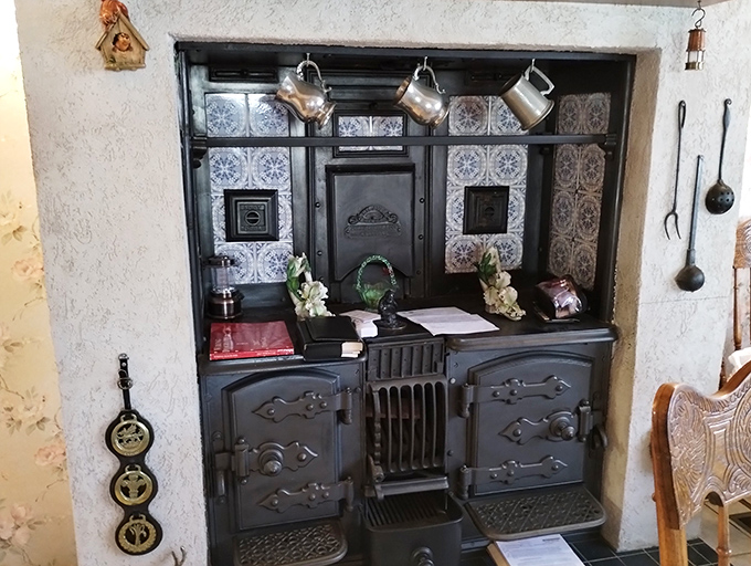 This isn't just a vintage stove—it's a portal to Sunday dinners past. The kind of kitchen fixture that makes you crave your grandmother's biscuits.