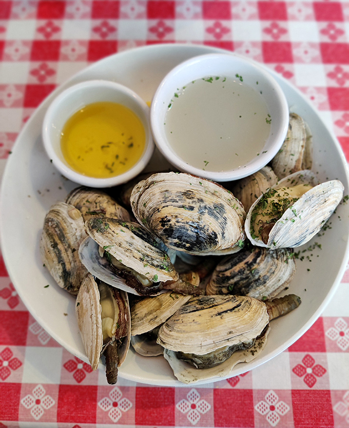 These steamed clams have opened up about their feelings—and their feelings are "dip me in that butter and broth immediately."