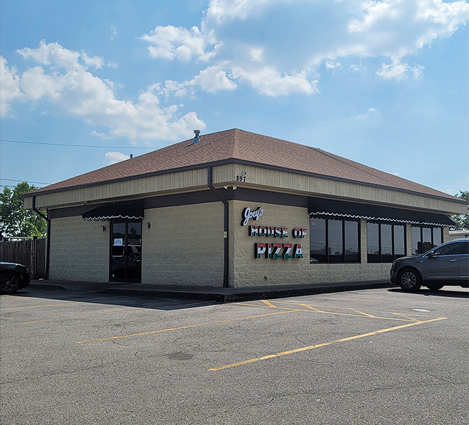 Joey's House of Pizza – where New York-style dreams come true in an unassuming Murfreesboro building.