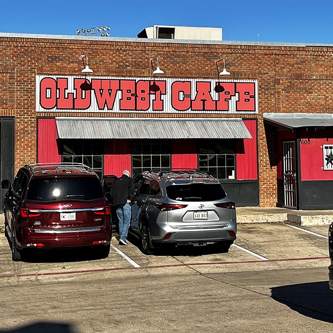 Bold as Texas itself, this red-faced beauty doesn't whisper – it hollers "Come eat!"