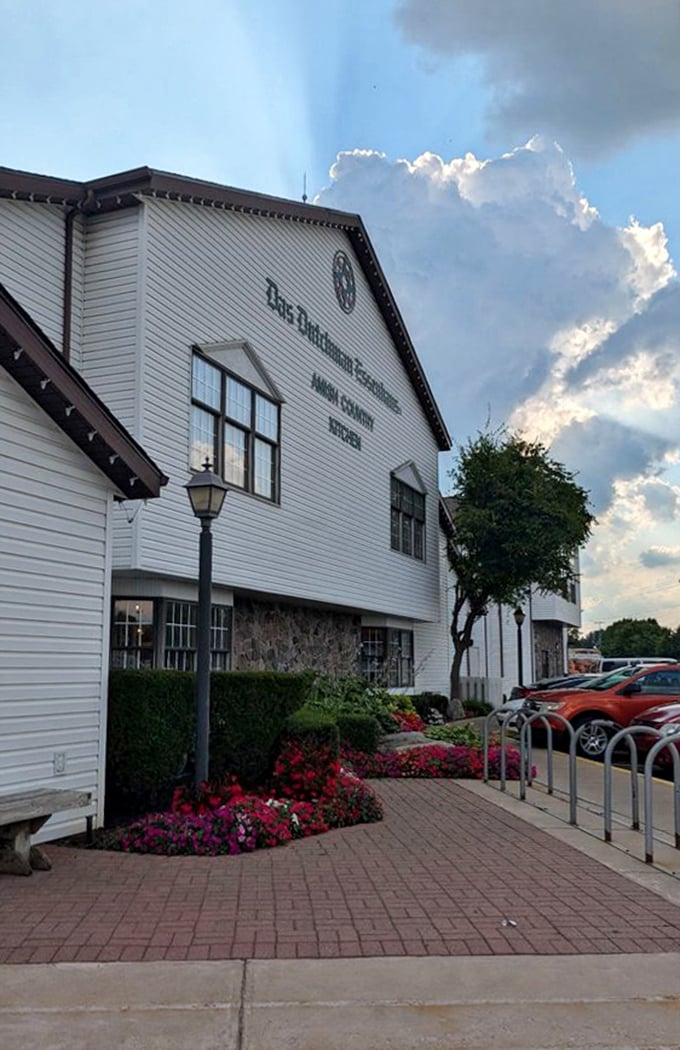 Where tradition meets appetite! Das Dutchman's impressive structure houses generations of recipes and enough comfort food to satisfy even the hungriest traveler.