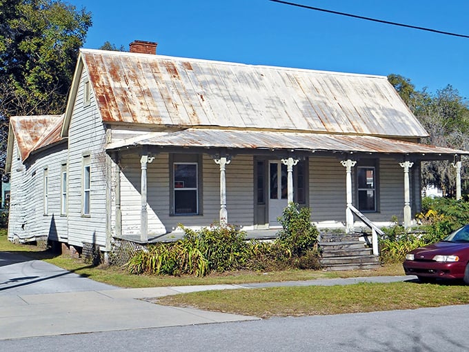 This weathered Dunnellon cottage with its metal roof has witnessed decades of Florida history – rustic charm that Instagram filters try desperately to replicate.