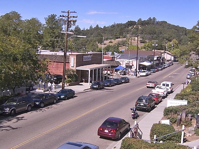 Julian's Main Street – where time slows down and the aroma of apple pie seems to float on the mountain breeze.