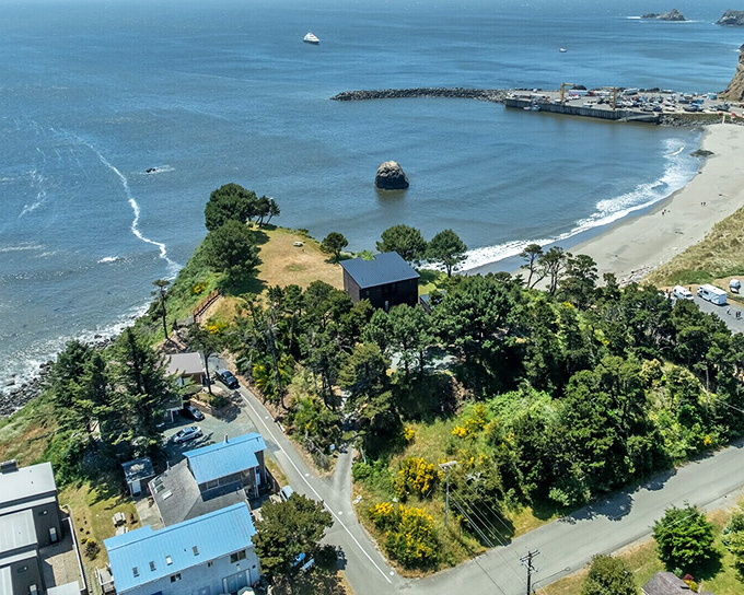 Where forest meets ocean, Port Orford creates the perfect backdrop for your "look at my retirement paradise" photos to make friends jealous.