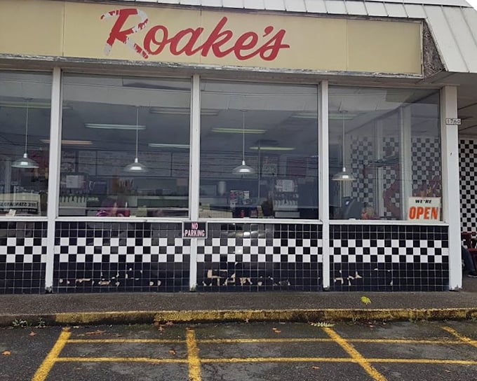 Clean lines and that signature checkered pattern make this spot unmistakable. The retro vibe promises hot dogs the way they used to make them—and still should.