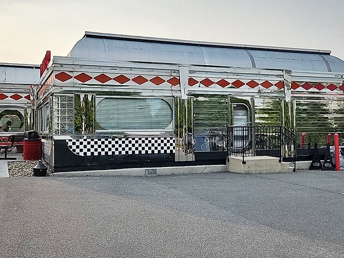 The silver exterior with red diamond accents – diner design that's aged like fine wine in a milkshake glass.