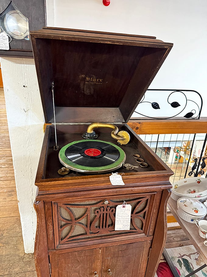 This isn't just a phonograph – it's a portal to evenings when families gathered around to hear the latest hits at 78 rpm.