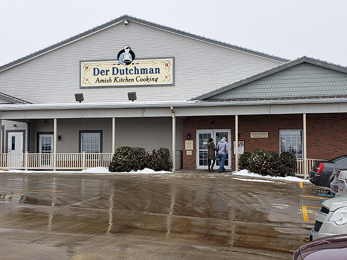 Der Dutchman isn't just a restaurant – it's a pilgrimage site for comfort food devotees seeking the holy trinity of fried chicken, mashed potatoes, and pie.