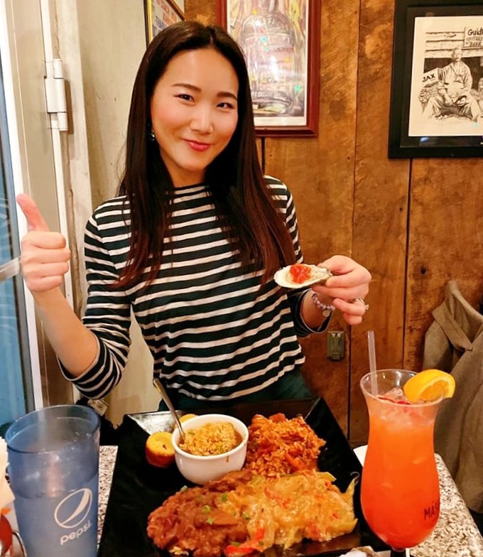 Happy diners, delicious spread, thumbs up—the universal language of "you need to eat here right now." 