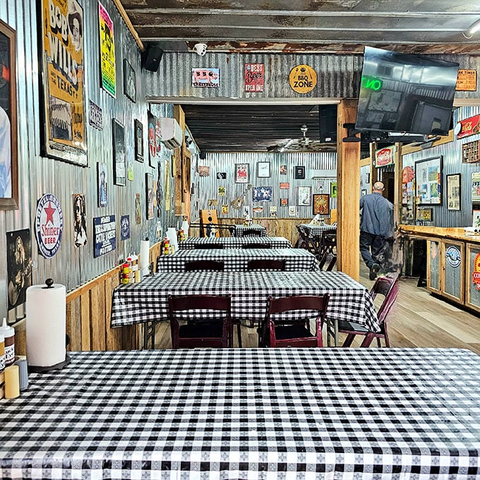 Black and white checkered tablecloths against corrugated metal walls – the universal signal that serious comfort food awaits.