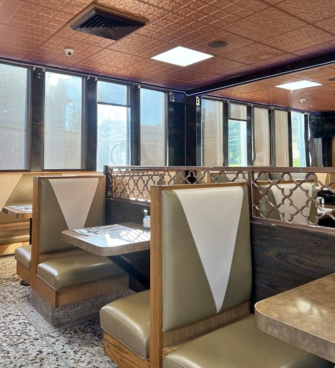 Retro booths separated by decorative dividers create little islands of privacy. The perfect setting for both first dates and regular breakfast clubs.