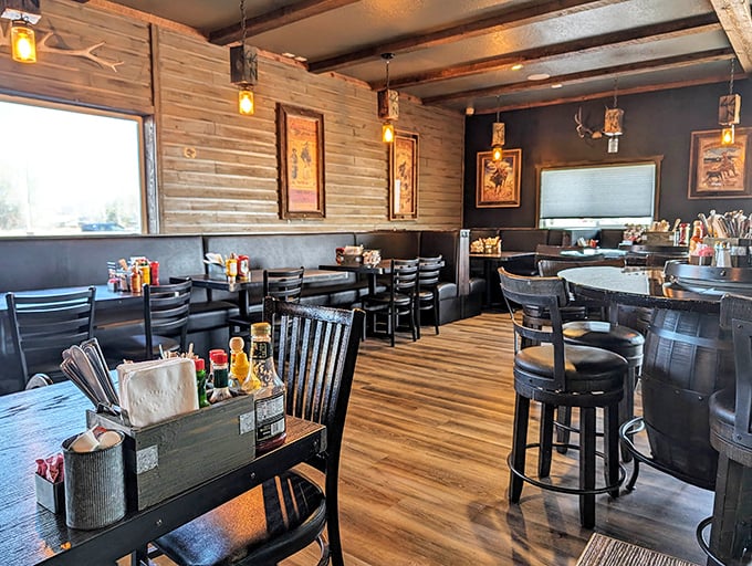 Wooden accents, barrel tables, and western-inspired décor create a dining room that feels like a modern-day saloon for breakfast enthusiasts. 