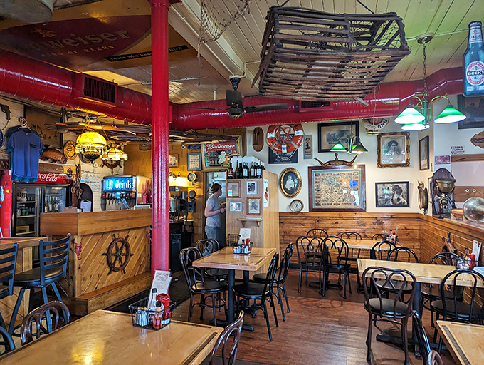 Wooden tables, nautical decor, and that ship's wheel—dining at Brennan's feels like being in the world's coziest captain's quarters.