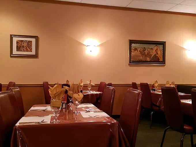 The dining area offers an elegant simplicity that lets the food take center stage—like a good backing band that knows when to let the lead singer shine.