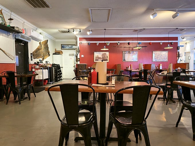 The dining area's no-nonsense approach says, "We put our energy into the food, not the furniture." My kind of priorities. 