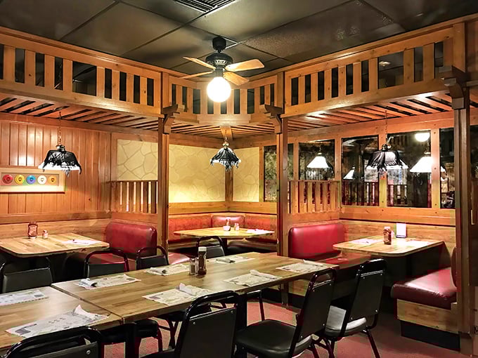 Simple tables, serious chicken – where the decor takes a backseat to the main event.