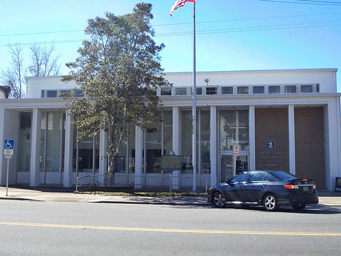 Neither snow nor rain nor architectural blandness. This mid-century post office brings a touch of modernism to Monticello's historic landscape.