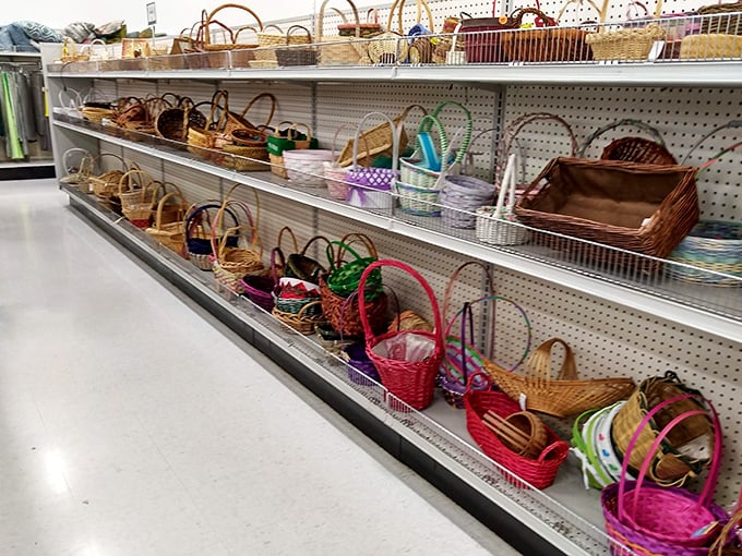 Basket bonanza! From picnic-ready to storage solutions, these woven wonders are begging for a second chance at usefulness.