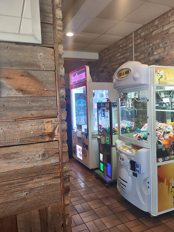 Even the arcade area has that old-Florida charm. Drop a quarter, try your luck, and channel your inner kid between seafood courses.
