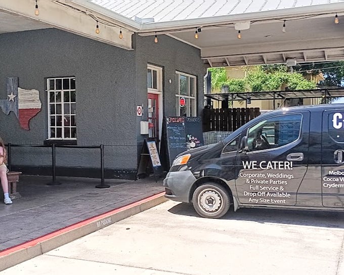 The Texas flag painted on Crydermans' exterior shows their barbecue allegiance. In the great barbecue debate, they've chosen their side.