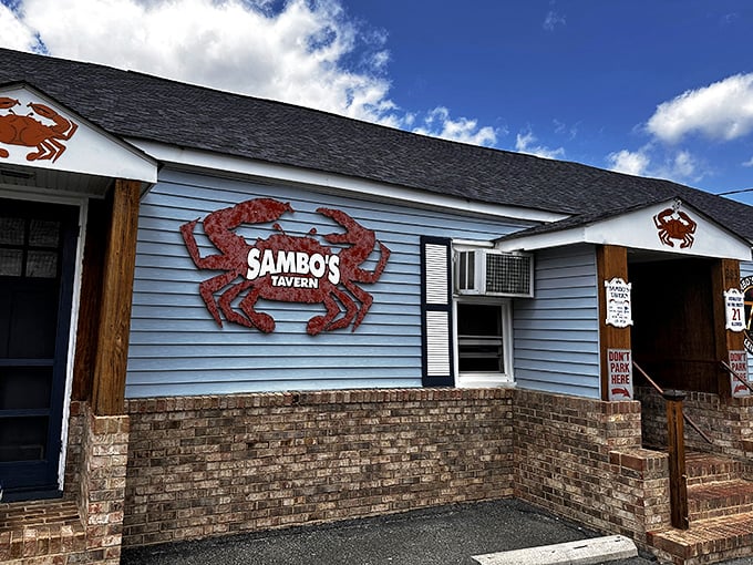 At Sambo's, the boats practically deliver crabs to your table – the definition of "boat to throat" dining at its most authentic.
