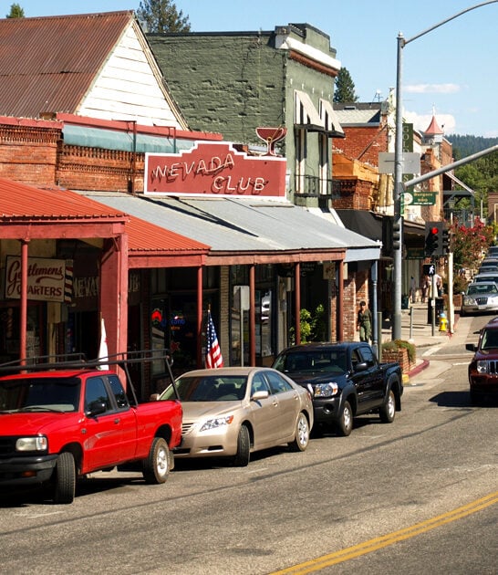 california-town-mountain-lifestyle ftr