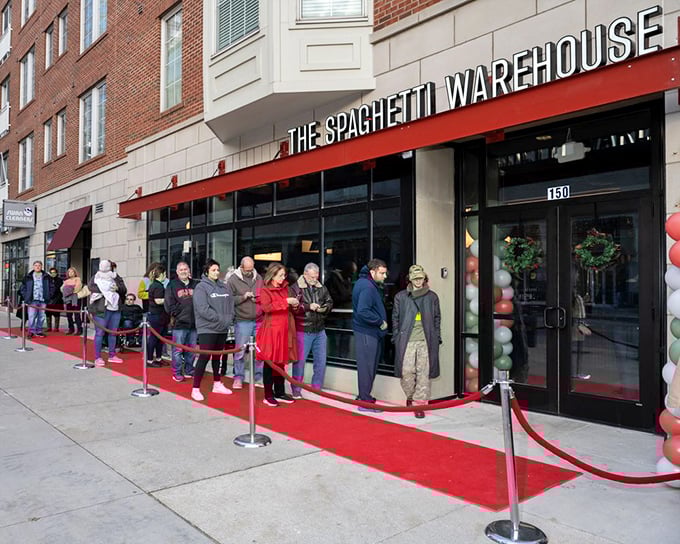The Spaghetti Warehouse lights up Columbus evenings like a beacon for carb-lovers. That red carpet isn't just for show—it's preparing you for the celebrity treatment your taste buds deserve.