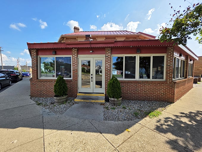 Neat landscaping and large windows welcome hungry travelers to this Chillicothe gem. The journey ends here, but your barbecue adventure is just beginning.