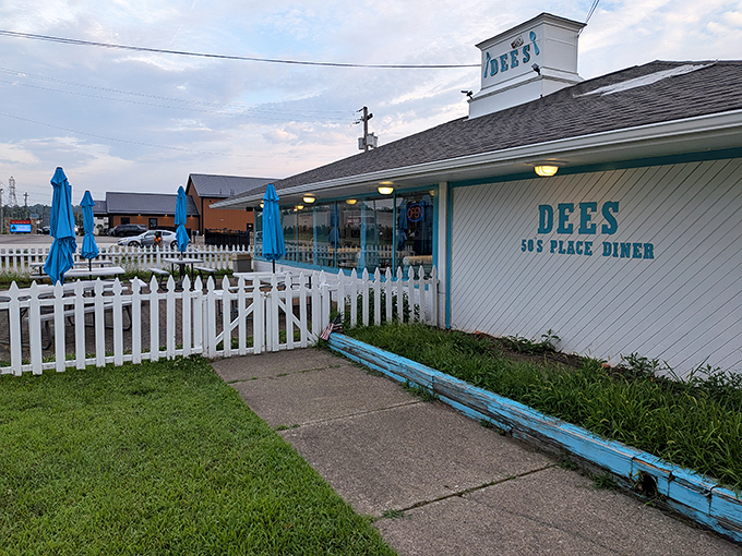 That iconic turquoise exterior isn't just a color choice—it's a beacon calling to hungry travelers like a mid-century lighthouse guiding ships to comfort food harbor.