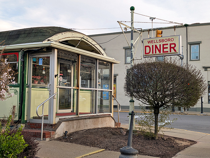 That classic "DINER" sign might as well say "COMFORT FOOD AHEAD" – the barrel-roofed entrance promises an authentic slice of Americana waiting inside.