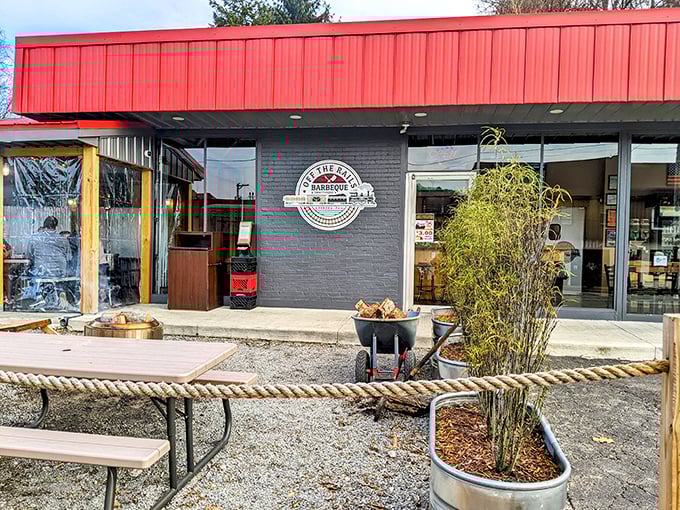 Red roof, big dreams, and barbecue smoke signals – this unassuming spot delivers serious flavor firepower.