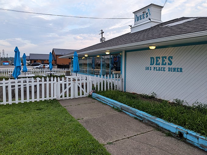 That iconic turquoise exterior isn't just a color choice—it's a beacon calling to hungry travelers like a mid-century lighthouse guiding ships to comfort food harbor.