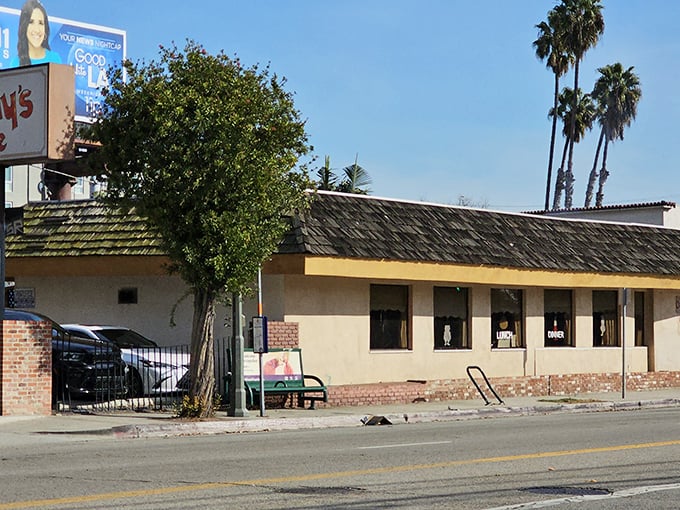 Palm trees and weathered shingles – the California diner uniform that never goes out of style.
