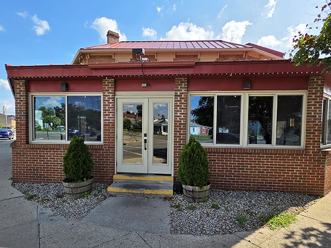 The unassuming brick exterior of Old Canal Smoke House in Chillicothe – where barbecue dreams are hiding behind modest doors.