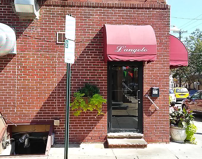 Corner charm meets culinary excellence – L'Angolo's unassuming brick facade hides Philadelphia's best-kept Italian secret.