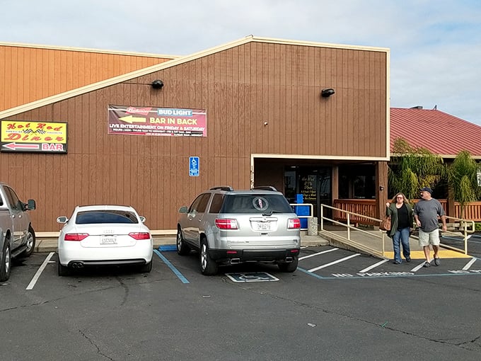 The unassuming exterior of Hot Rod Diner in Ceres – proof that culinary treasures often hide in plain sight.