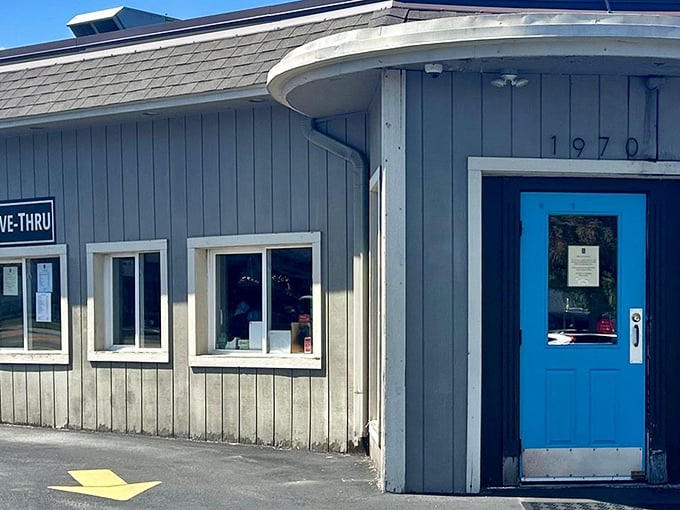 That bright turquoise door at 1970 in Cuyahoga Falls isn’t just an entryway—it’s an invitation to step into comfort food bliss.