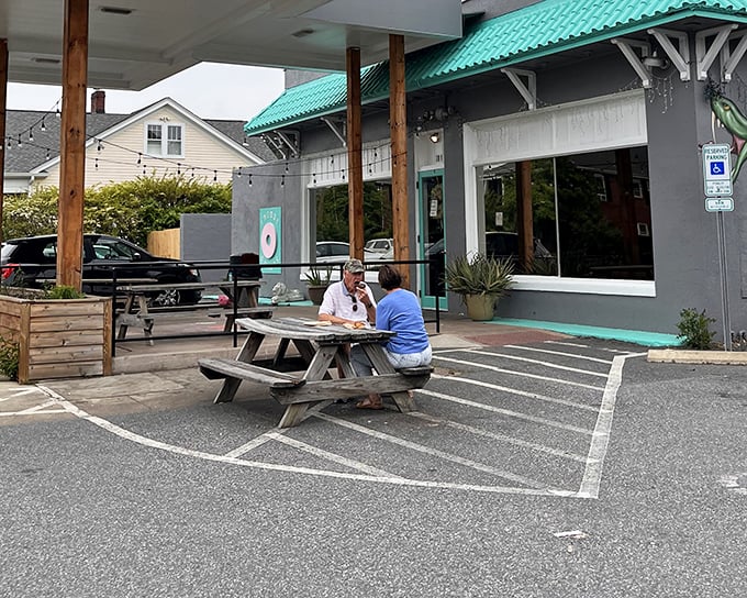 The turquoise-roofed oasis beckons donut pilgrims with its unassuming charm. Simple picnic tables outside invite you to savor your treasures in the fresh air.