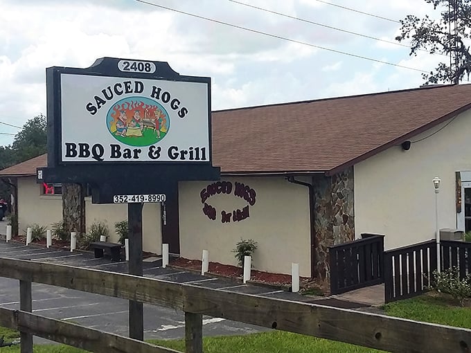 The unassuming exterior of Sauced Hogs hides a barbecue paradise within. Like finding a diamond in your backyard—unexpected but absolutely delightful.