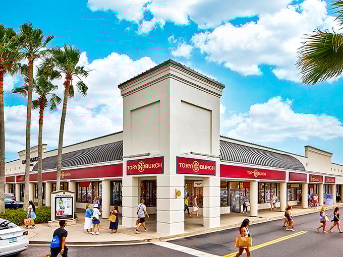 Palm trees and premium brands – the Florida shopping equation that never fails. Tory Burch beckons shoppers into its corner sanctuary of designer temptations.