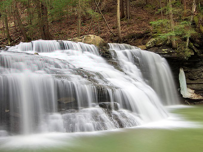 Freedom Falls cascades over ancient sandstone ledges like nature's own multi-tiered wedding cake, creating a mesmerizing display that hypnotizes even the most dedicated smartphone addicts.