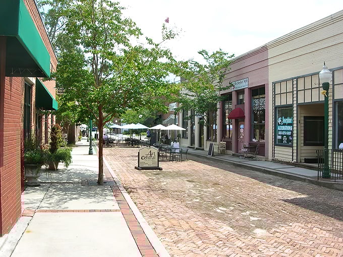 Brick-paved streets and charming storefronts – downtown Summerville feels like Main Street USA got a Southern makeover and an extra helping of charm. 