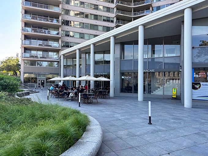 Little Pete's modern exterior might surprise first-timers, but don't worry—the classic diner soul lives inside those sleek walls. Philadelphia's culinary time capsule awaits.