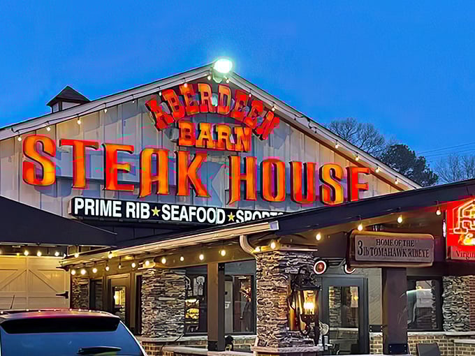 As dusk falls, the neon glow of Aberdeen Barn becomes a lighthouse for the steak-starved, beckoning hungry travelers from miles around.