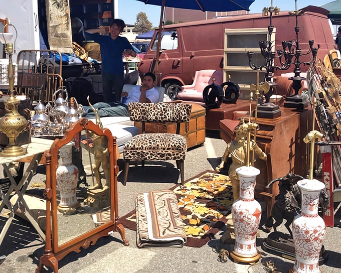 Treasure hunting in action! Mid-century furniture, leopard-print chairs, and vintage lamps create the perfect backdrop for Sunday morning adventures.