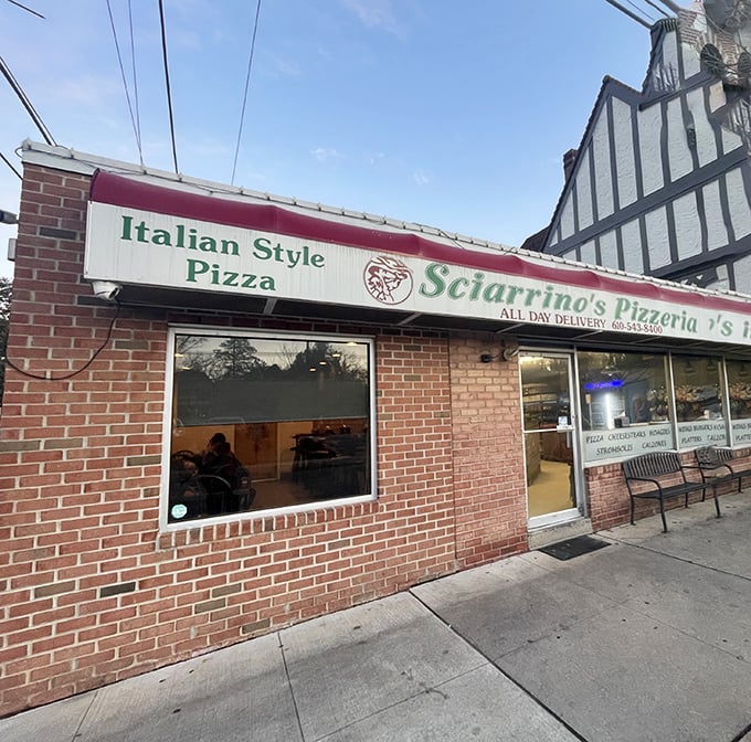 The unassuming brick exterior of Sciarrino's Pizzeria stands like a time capsule on Springfield's busy street—proof that culinary treasures often hide in plain sight.