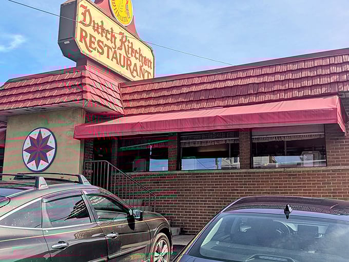 That iconic red roof and Pennsylvania Dutch hex sign aren't just decoration—they're promises of the comfort food paradise waiting inside.