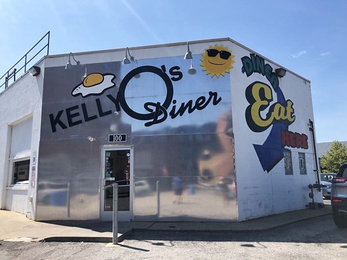 That cheerful sunglasses-wearing sun on the facade isn't just showing off—it's celebrating the deliciousness waiting inside.